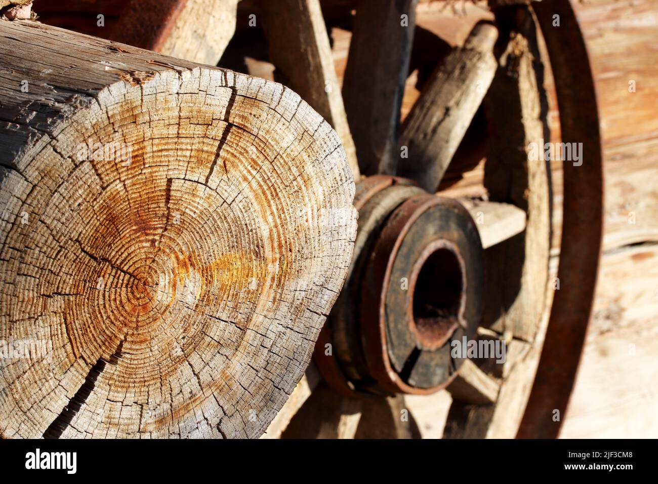 Old wheel of the old wagon Stock Photo - Alamy
