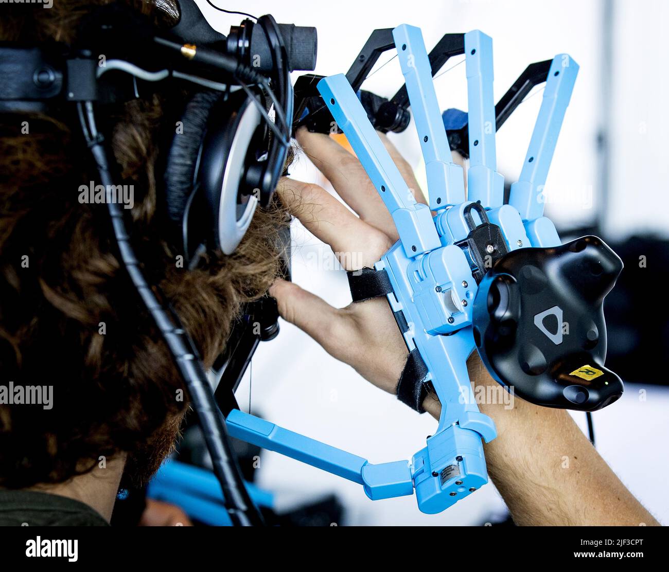 2022-06-29 11:43:44 SOEST - The bimanual teleoperation robot ...