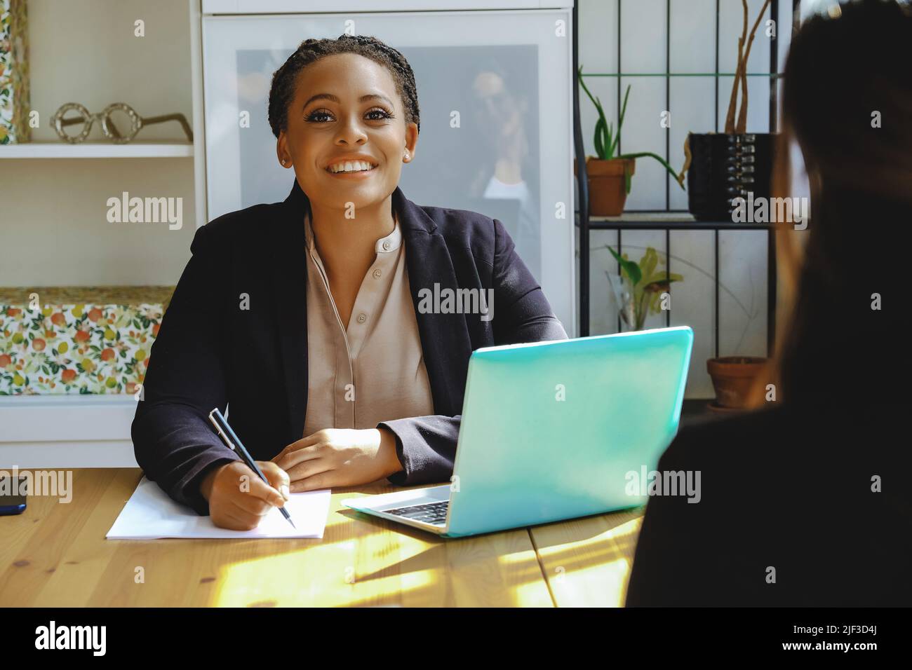 Black woman executive hi-res stock photography and images - Alamy