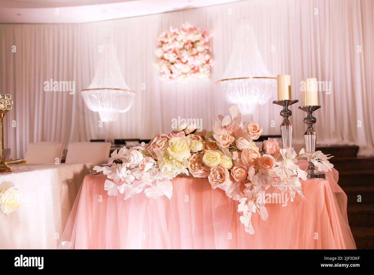 festival wedding table decoration with crystal chandeliers, golden ...