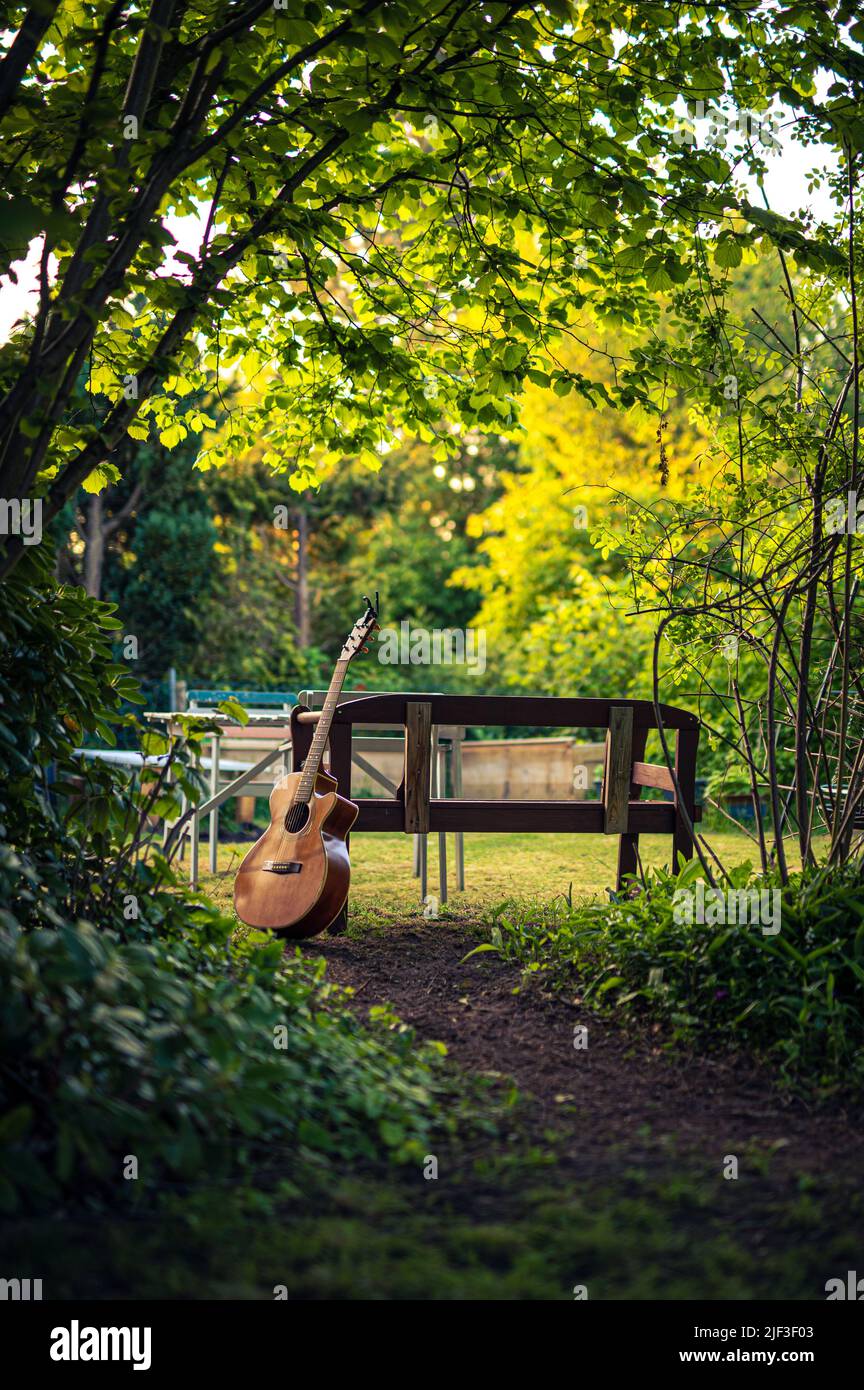 Guitar park bench hi-res stock photography and images - Alamy