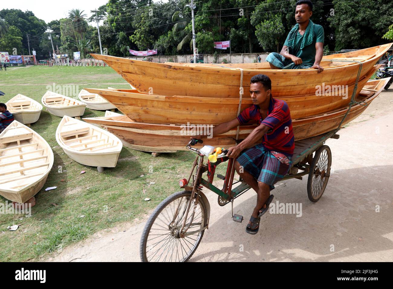Tricycle rickshaw monsoon hi-res stock photography and images - Alamy