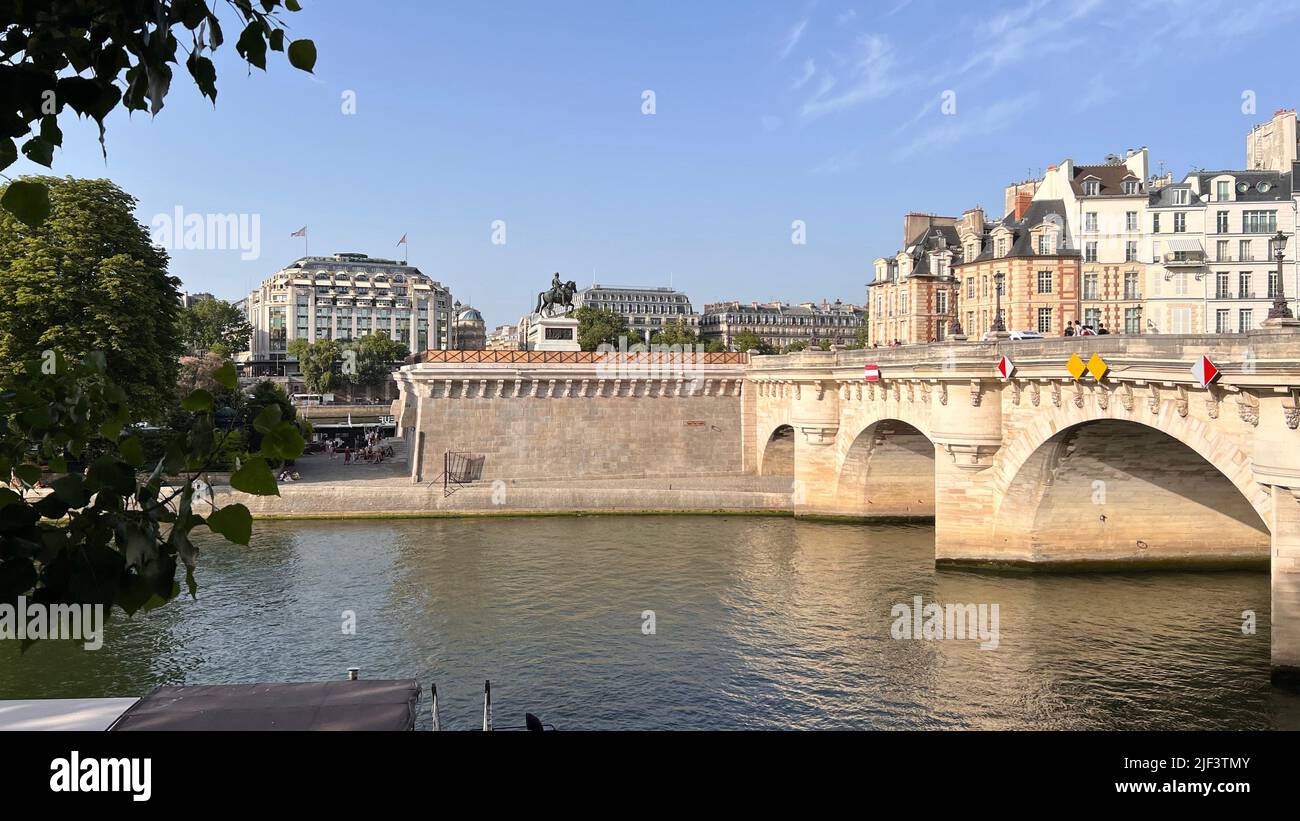 Old streets in paris hi-res stock photography and images - Alamy