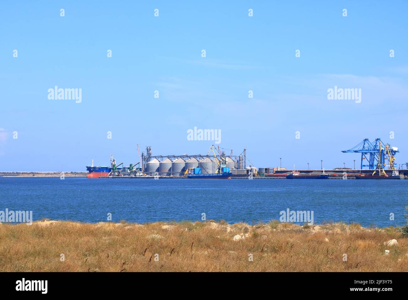 Constanta port loading hi-res stock photography and images - Alamy