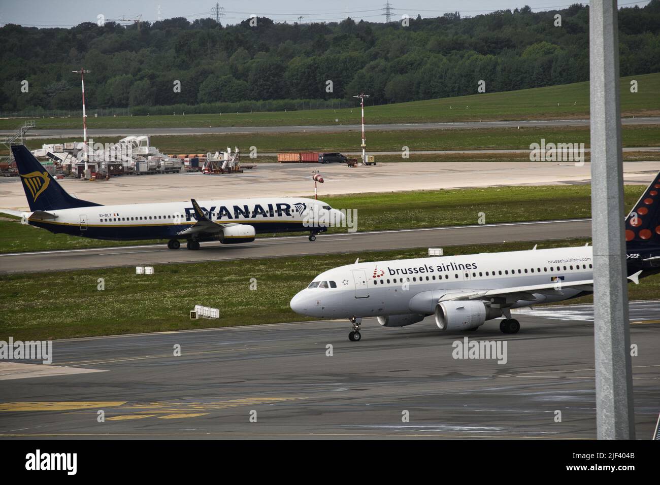Airplanes taxing and landing at the Hamburg International Airport Stock ...