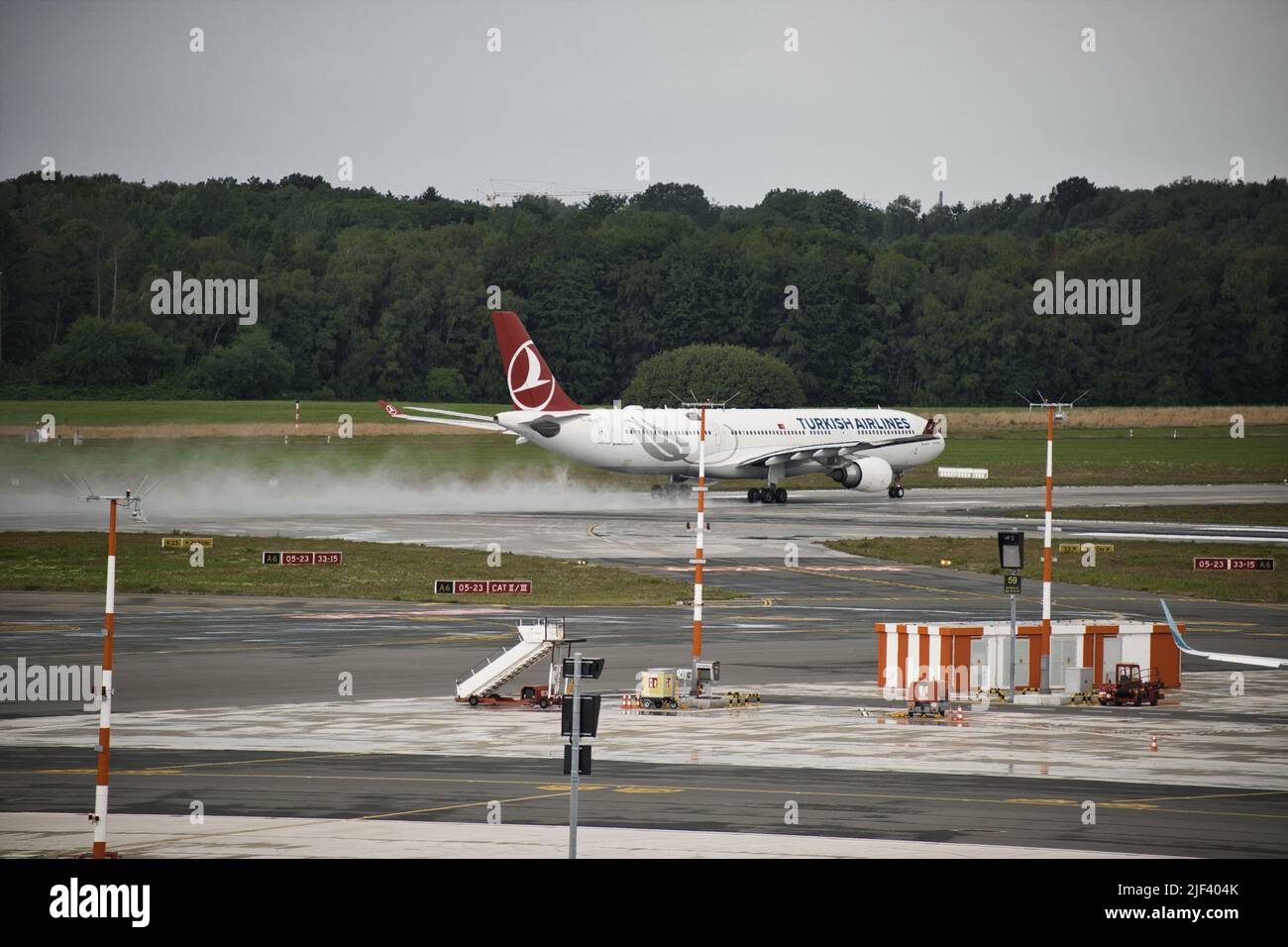 Airplanes taxing and landing at the Hamburg International Airport Stock ...