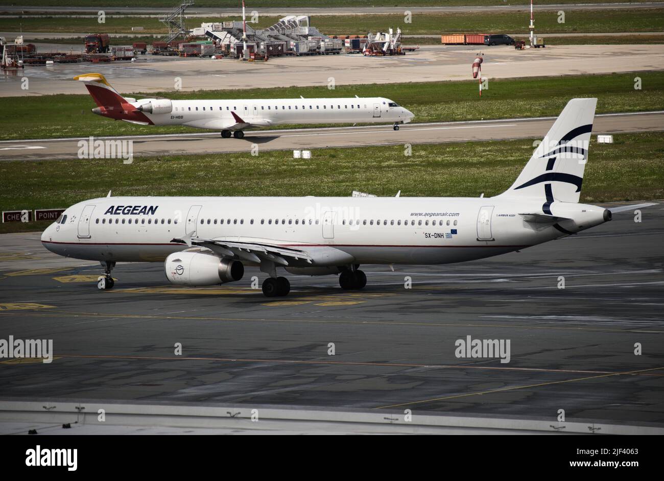 Airplanes taxing and landing at the Hamburg International Airport Stock ...