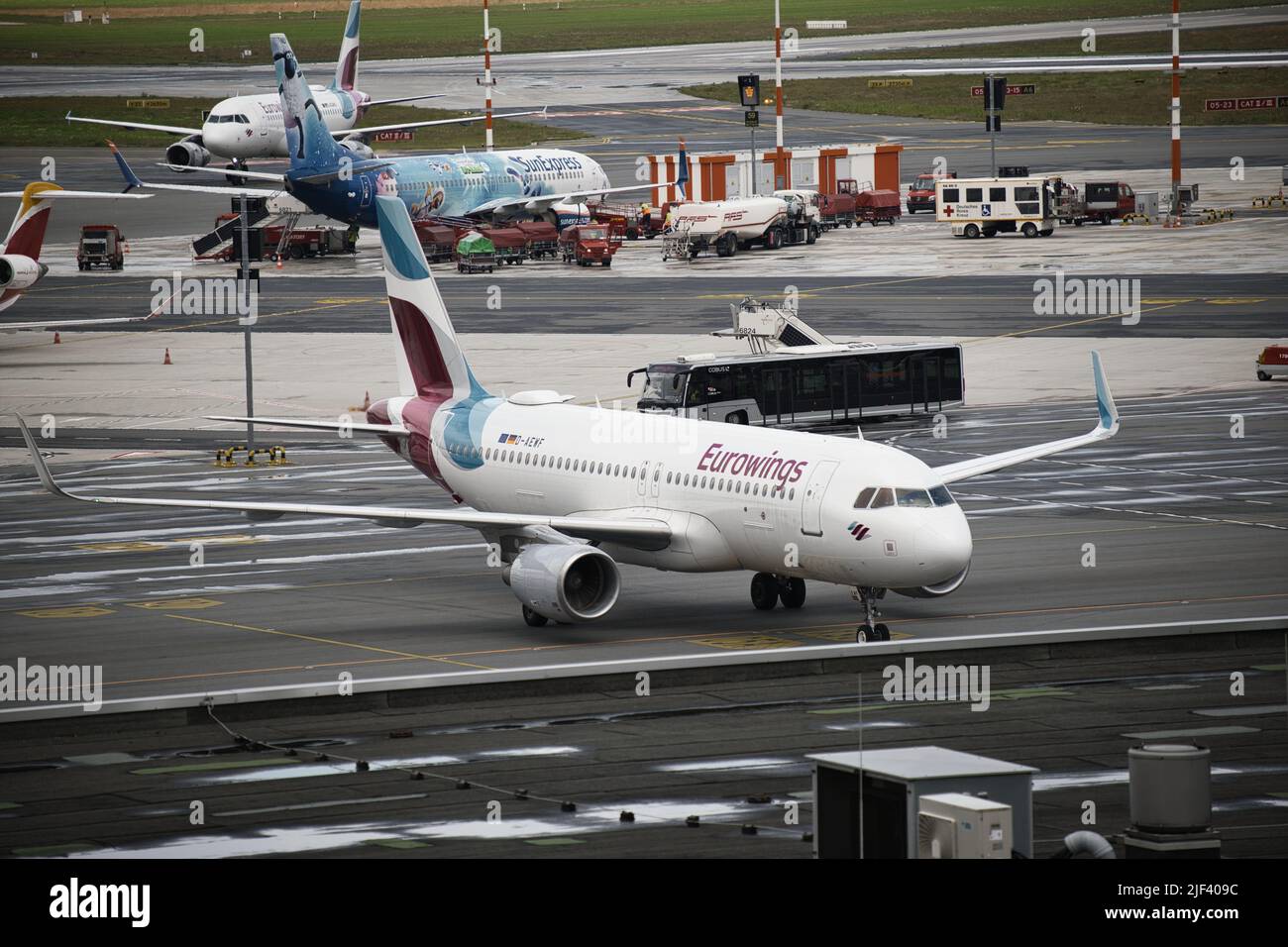 Airplanes taxing and landing at the Hamburg International Airport Stock ...