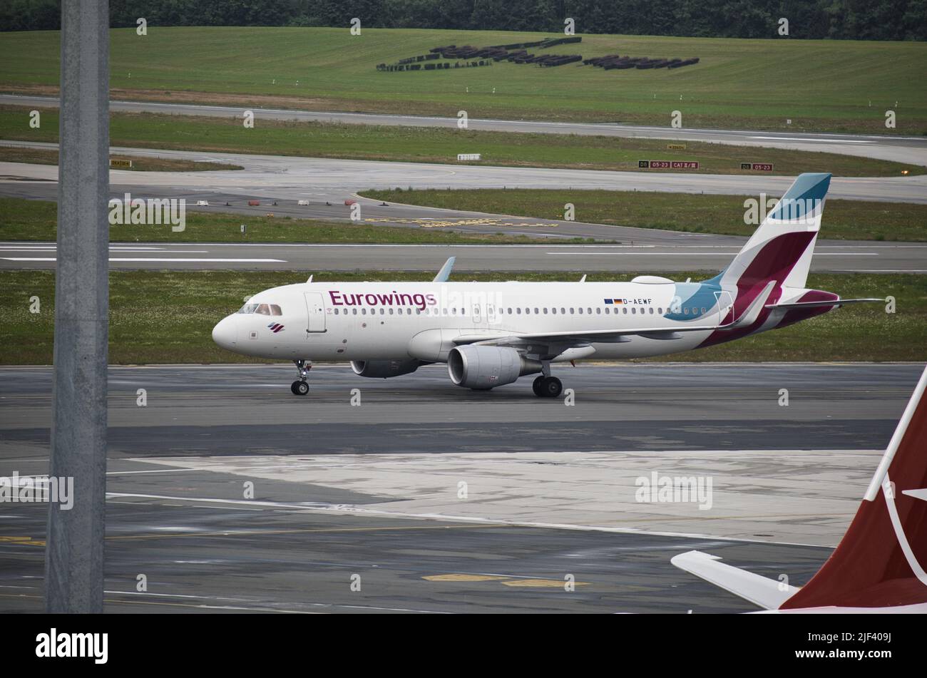 Airplanes taxing and landing at the Hamburg International Airport Stock ...