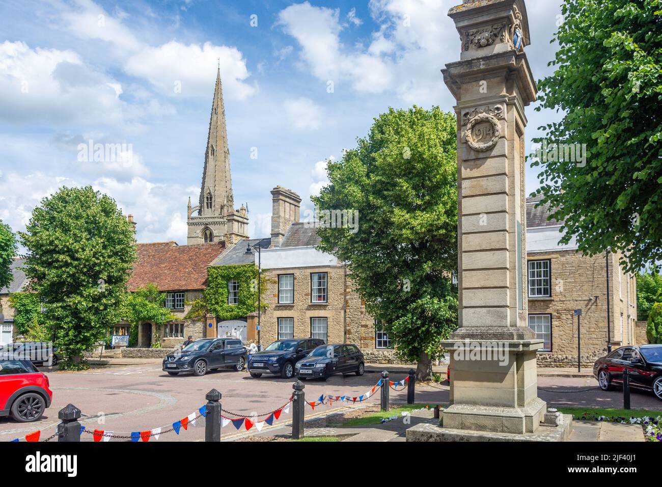 St Mary's Church and War Memorial, Market Square, Higham Ferrers ...