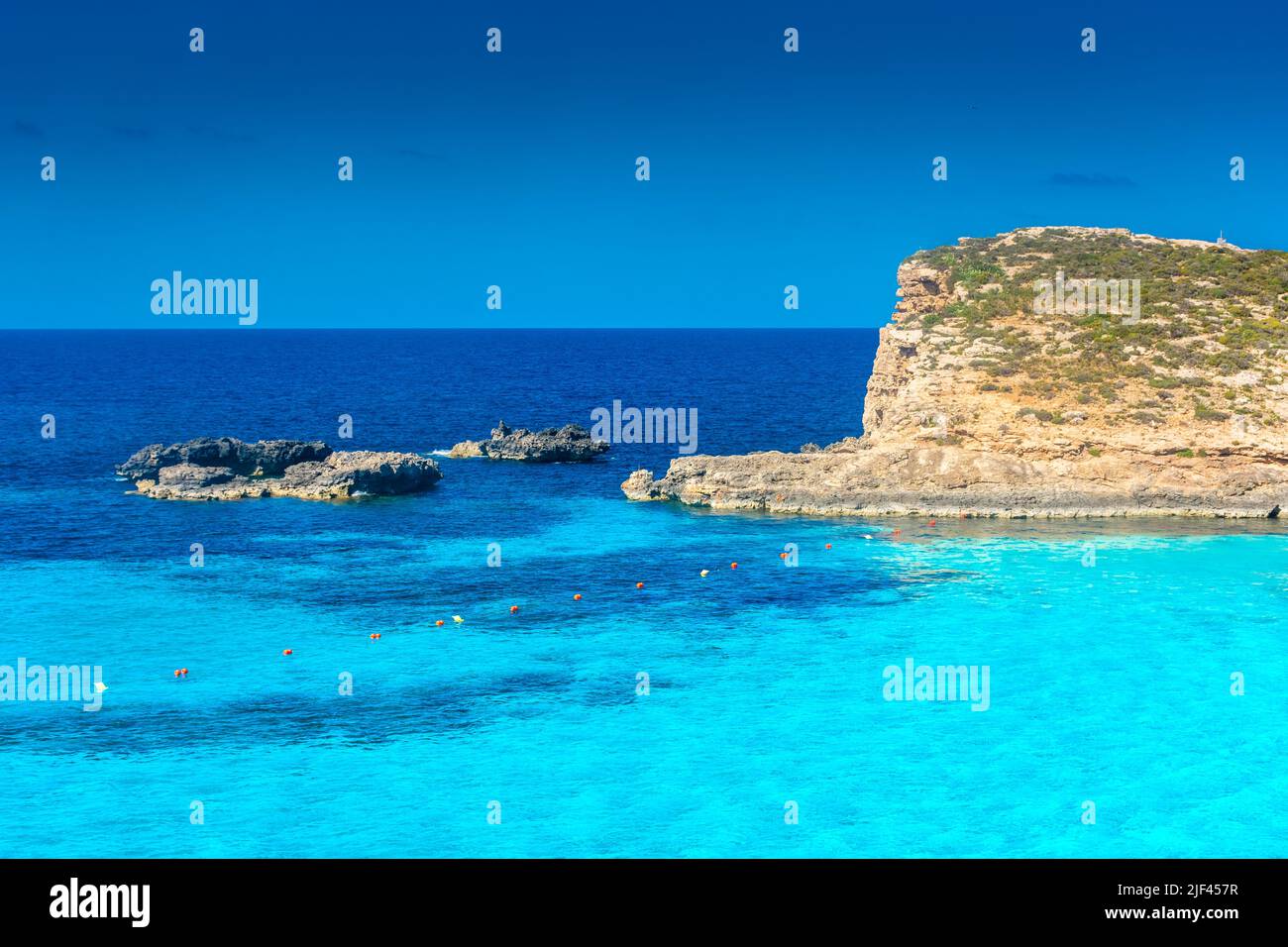 Amazing crystal clear water in the Blue Lagoon of Comino Island, Malta ...