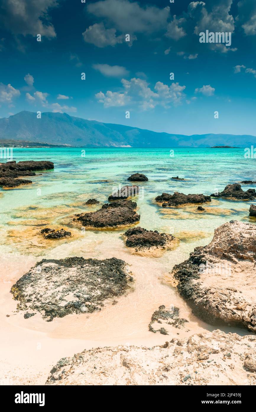 Amazing pink sand beach with crystal clear water in Elafonissi Beach ...