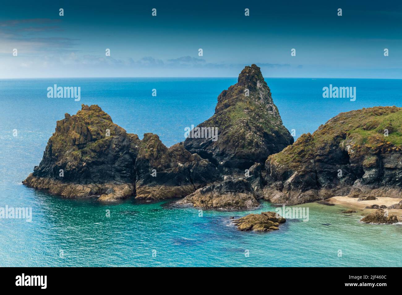 Amazing Kynance Cove beach with crystal clear water in Cornwall ...