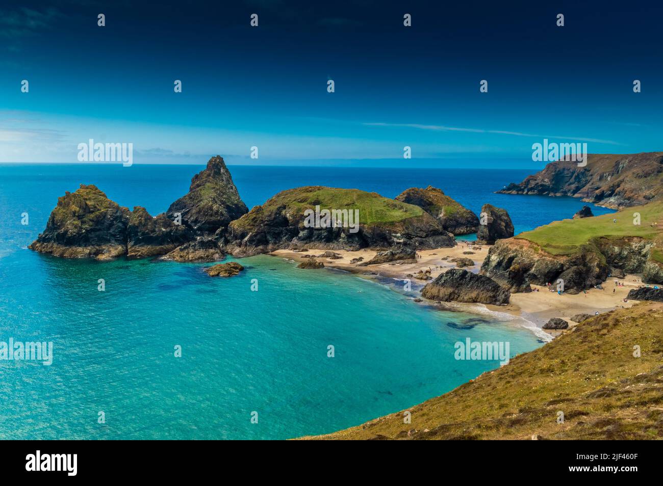 Amazing Kynance Cove beach with crystal clear water in Cornwall ...