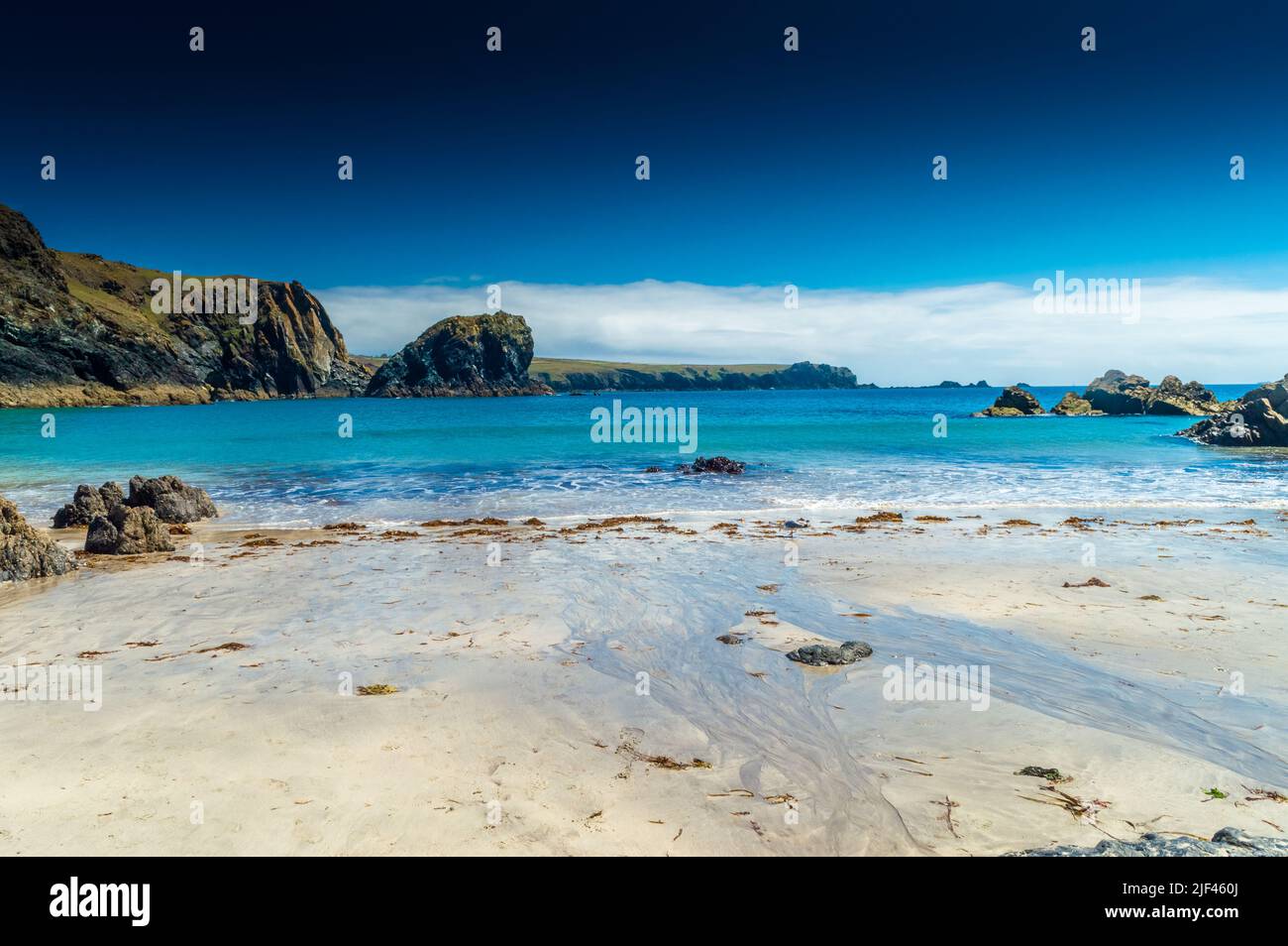 Amazing Kynance Cove beach with crystal clear water in Cornwall ...
