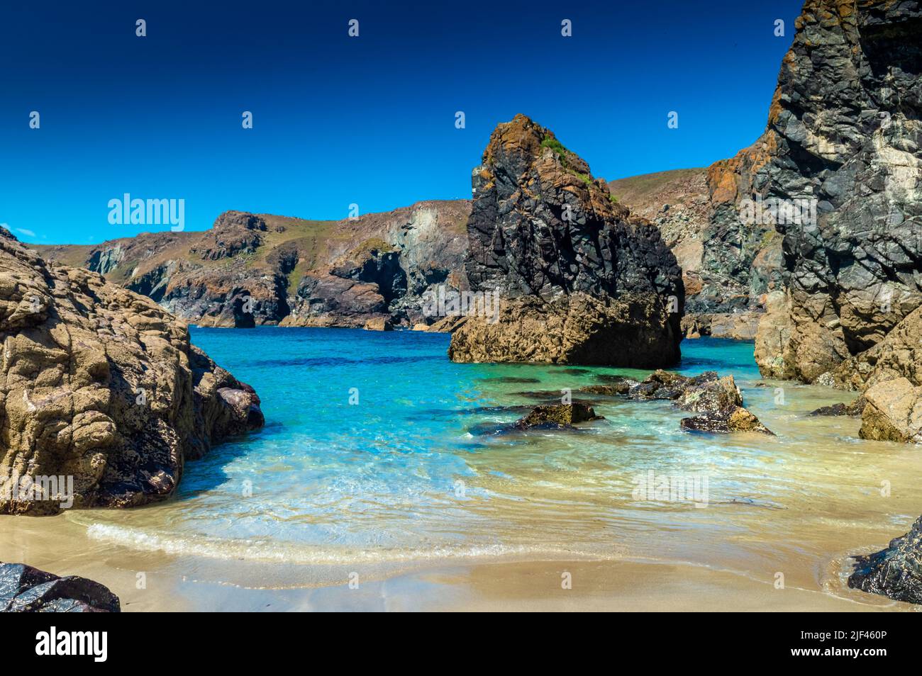 Amazing Kynance Cove beach with crystal clear water in Cornwall ...