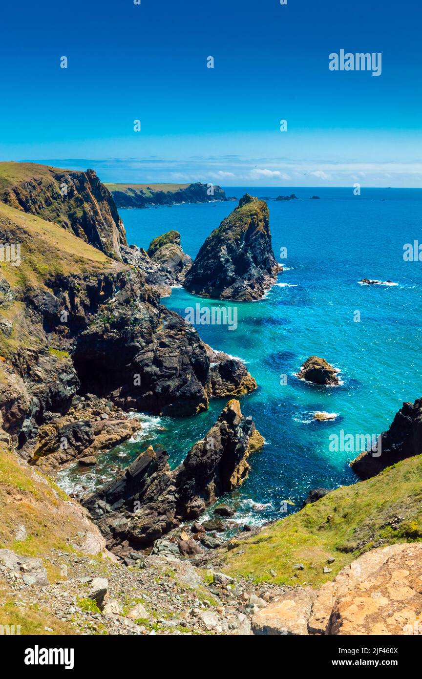 Amazing Kynance Cove beach with crystal clear water in Cornwall ...