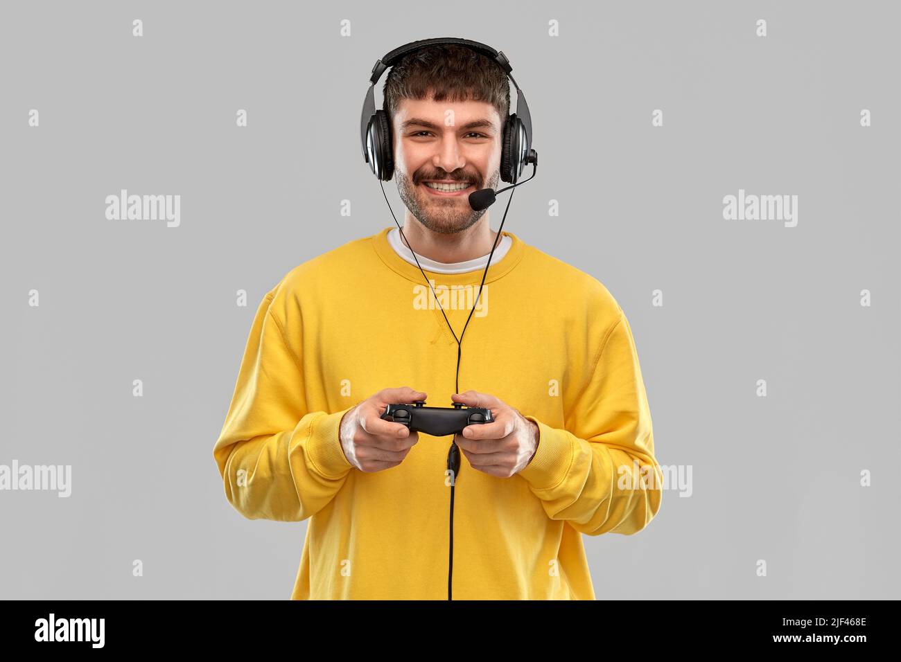 Gamer headphones hi-res stock photography and images - Alamy