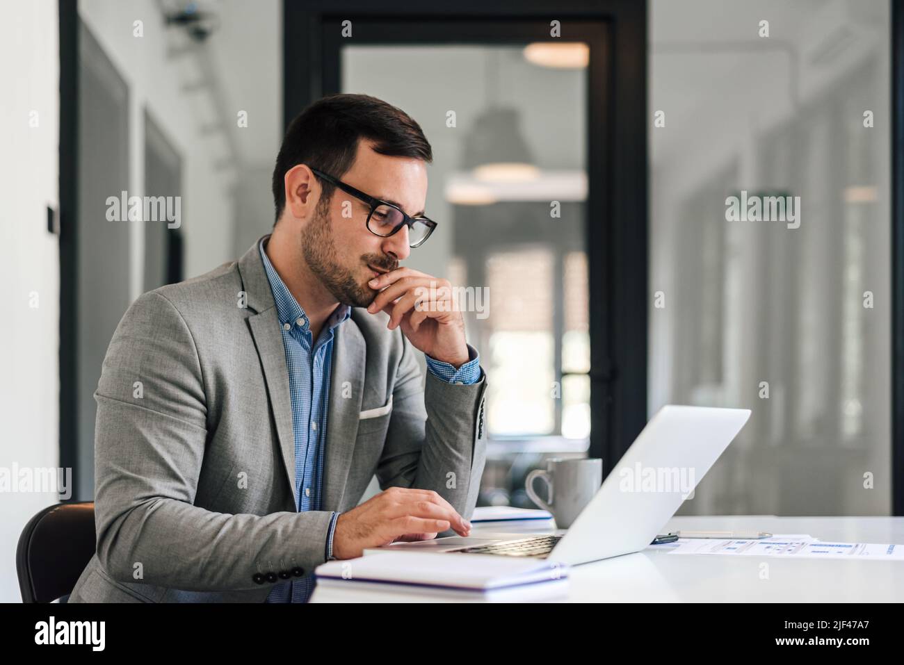 Entrepreneur scrolling hi-res stock photography and images - Alamy