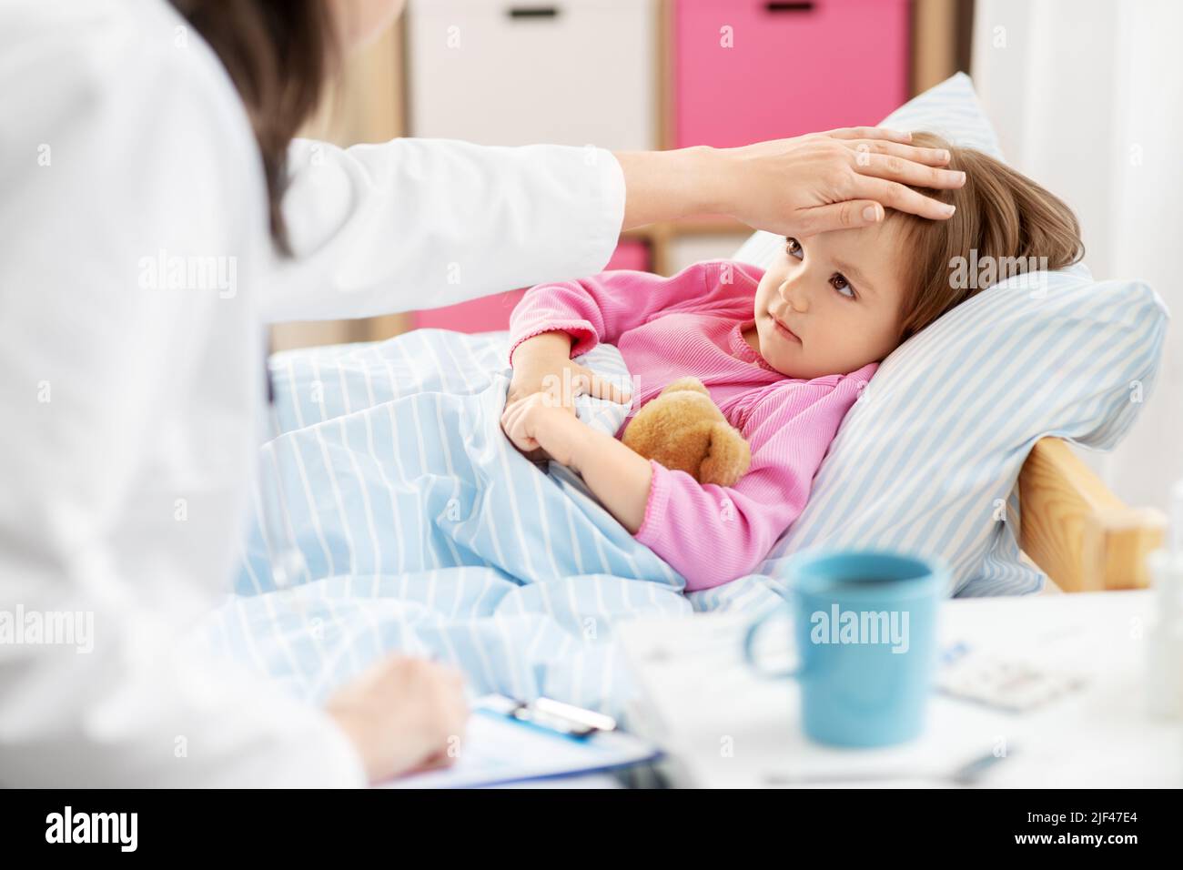 doctor measuring sick girl's temperature at home Stock Photo - Alamy