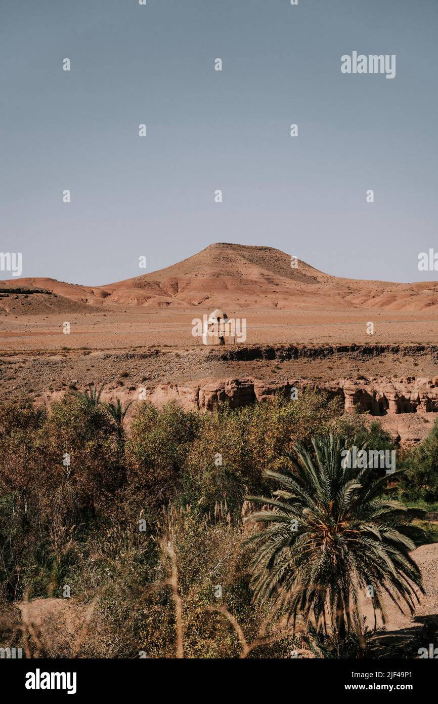 Eine kleine Moschee irgendwo in der Wüste von Marokko. Oase in der ...