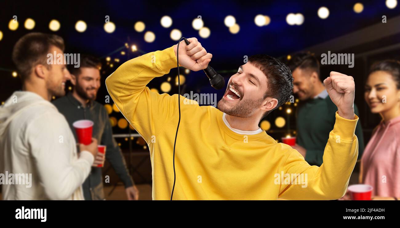 Party singing hi-res stock photography and images - Alamy