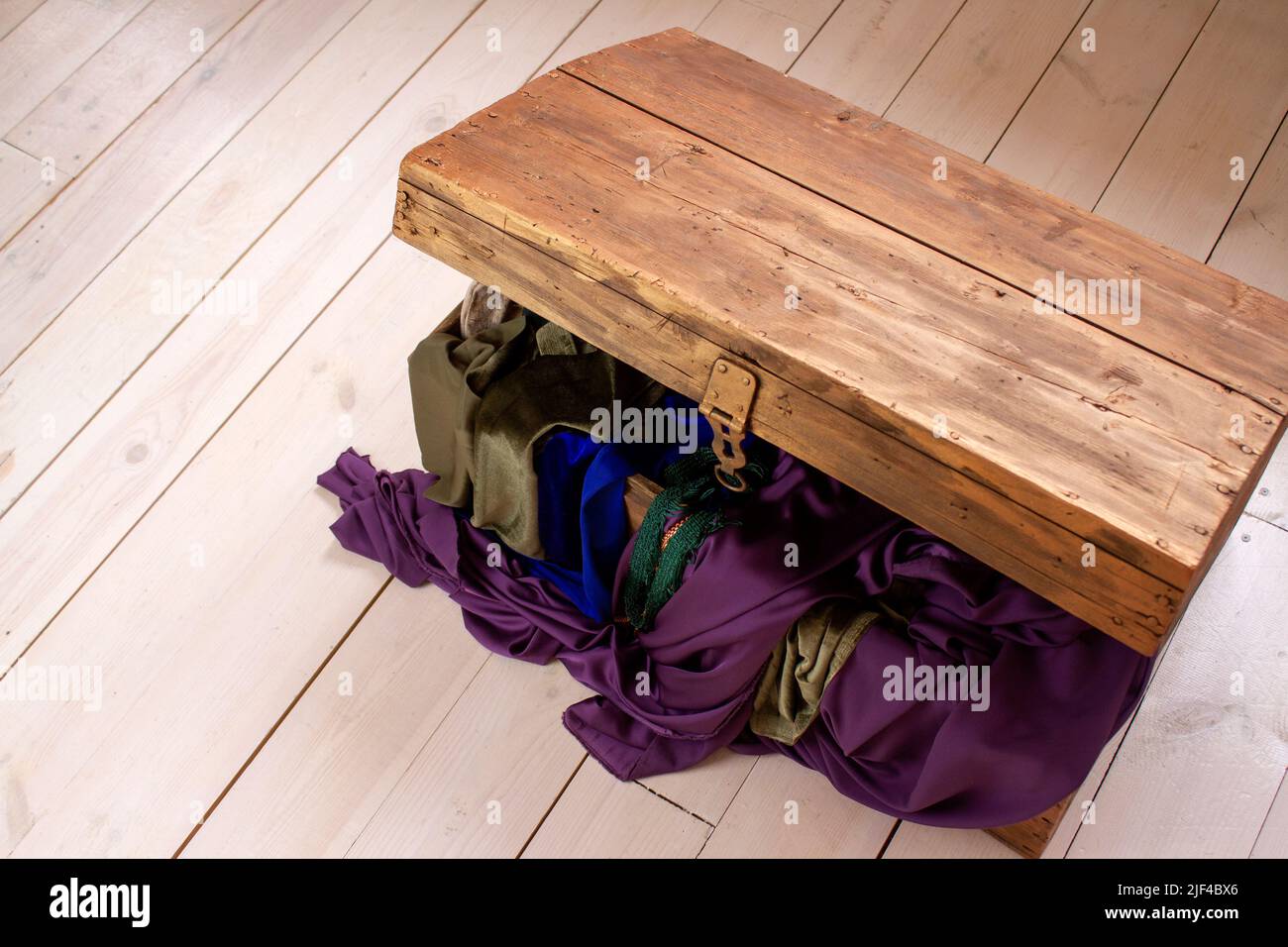 Gold treasure chest top view hi-res stock photography and images - Alamy