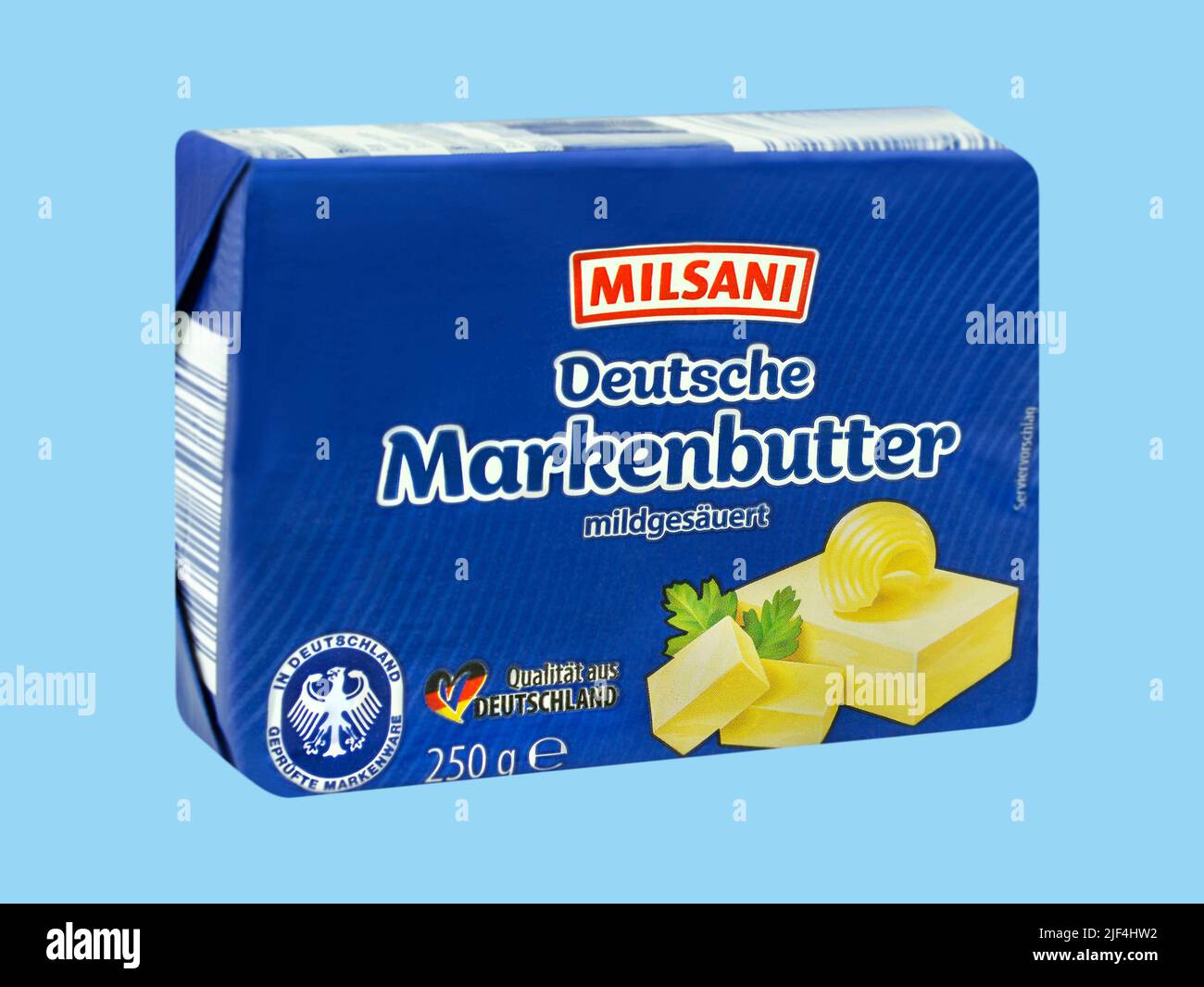 Milsani Deutsche Butter auf blauem Hintergrund Stock Photo - Alamy