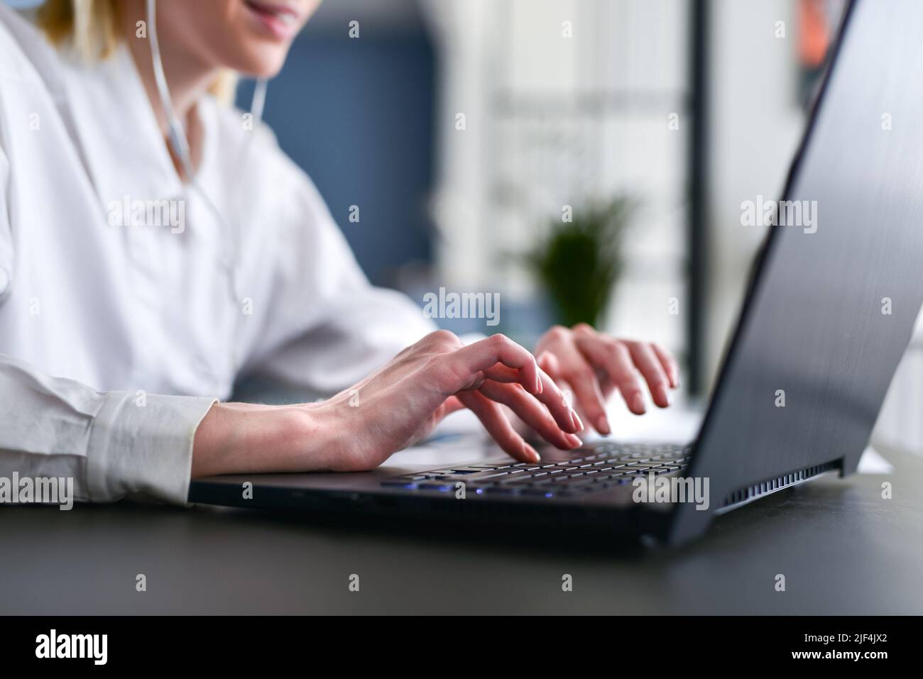 Typing elearning hi-res stock photography and images - Alamy