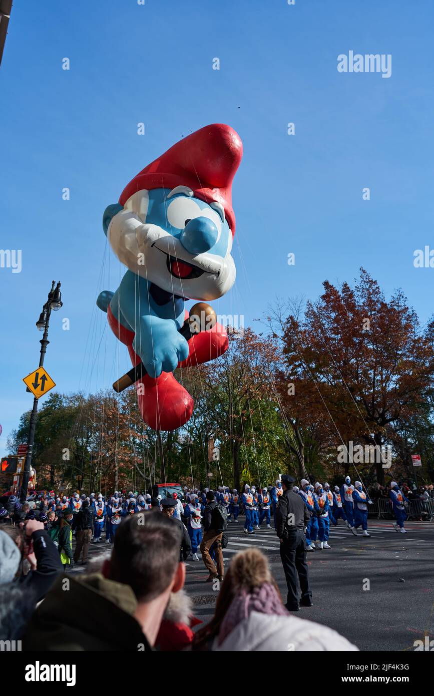 Manhattan, USA - 24. November 2021: Huge Papa Smurf Balloon ...
