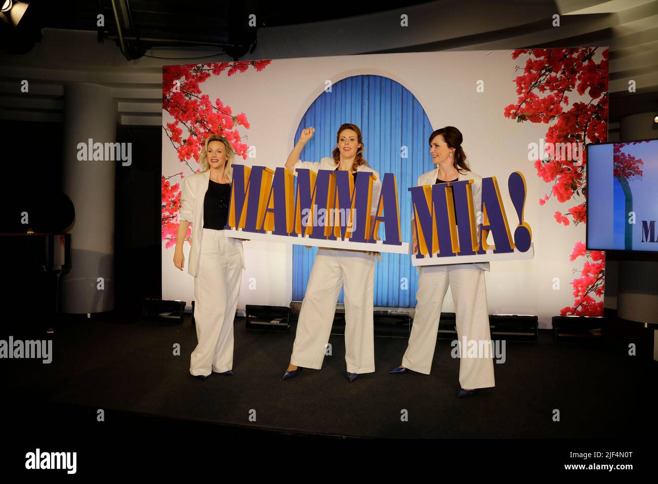 Vorstellung der drei Darstellerinnen des Gesangstrios "Donna und die ...