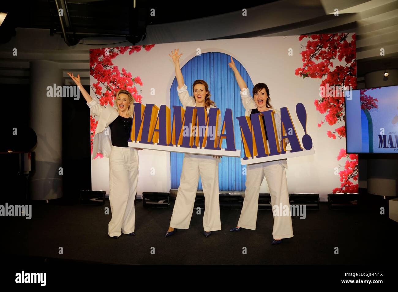 Vorstellung der drei Darstellerinnen des Gesangstrios "Donna und die ...
