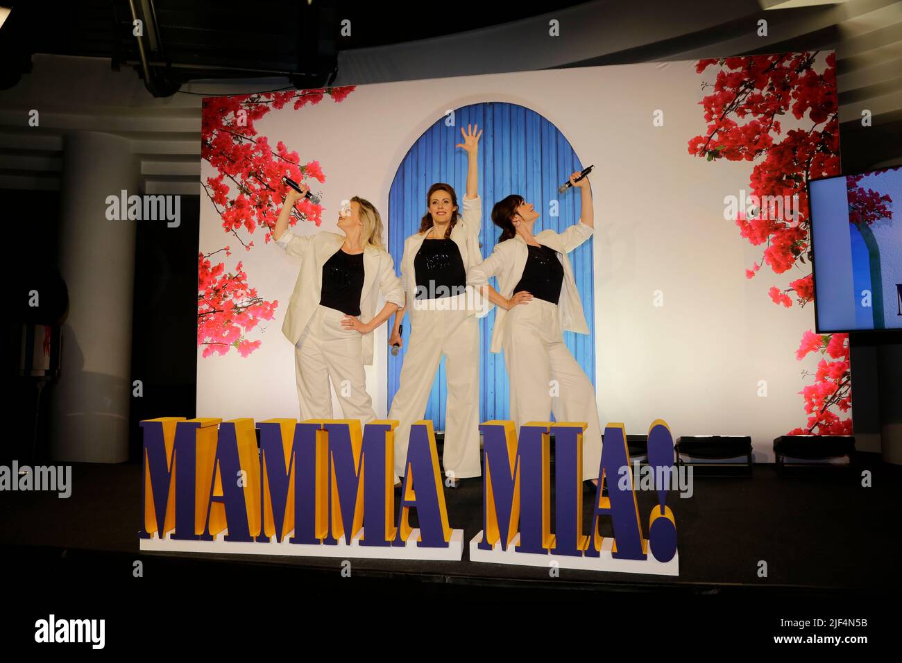 Vorstellung der drei Darstellerinnen des Gesangstrios "Donna und die ...