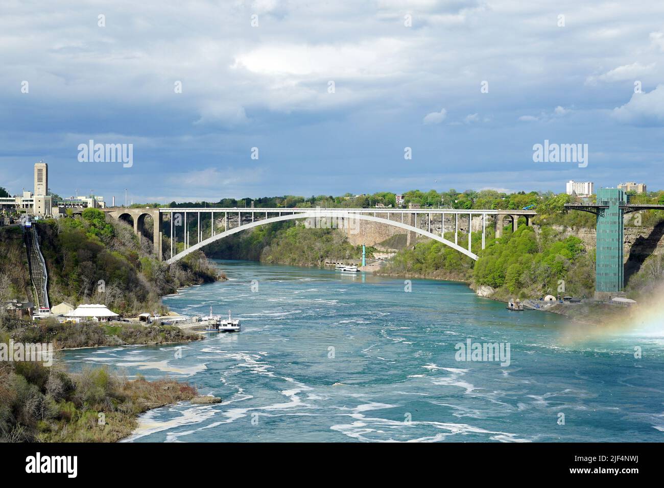 Rainbow International Bridge, Niagara Falls, les Chutes du Niagara ...