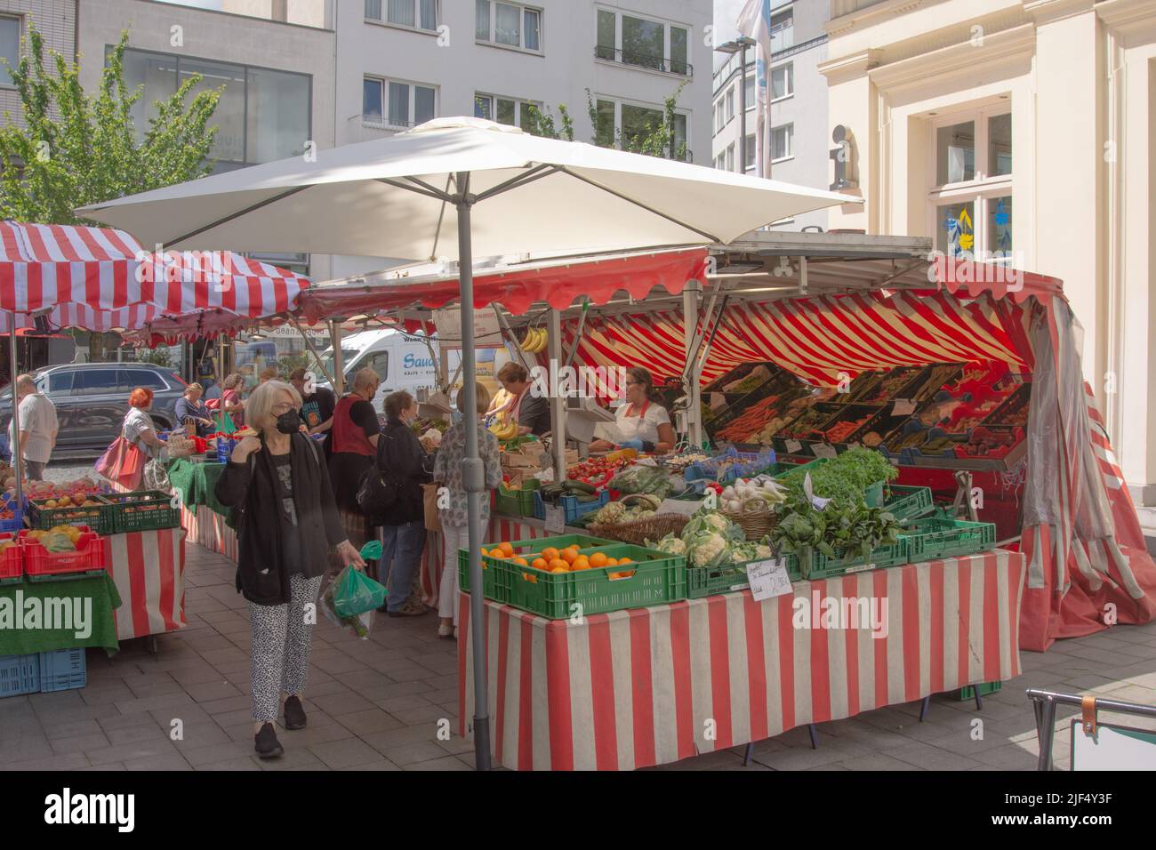 Aachen June 2022: scene at the weekly market at the Eliesenbrunnen ...