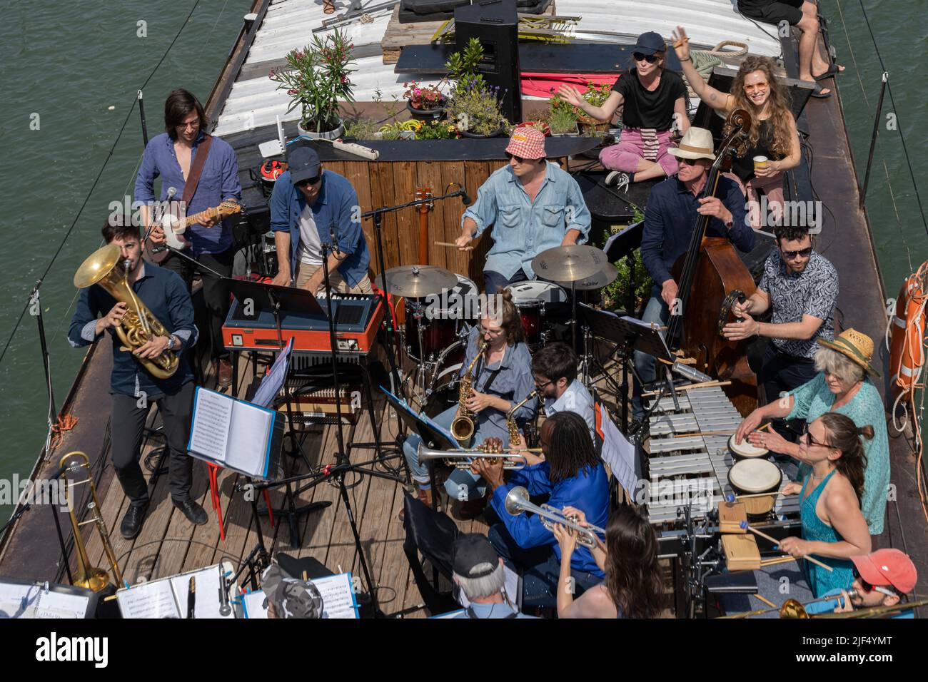 Barge boat band hi-res stock photography and images - Alamy