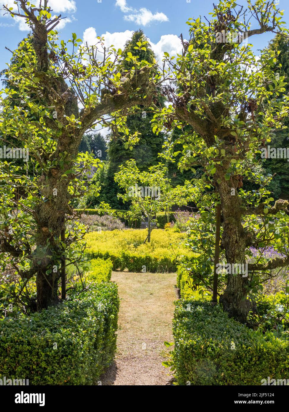 Garden arch country hi-res stock photography and images - Alamy
