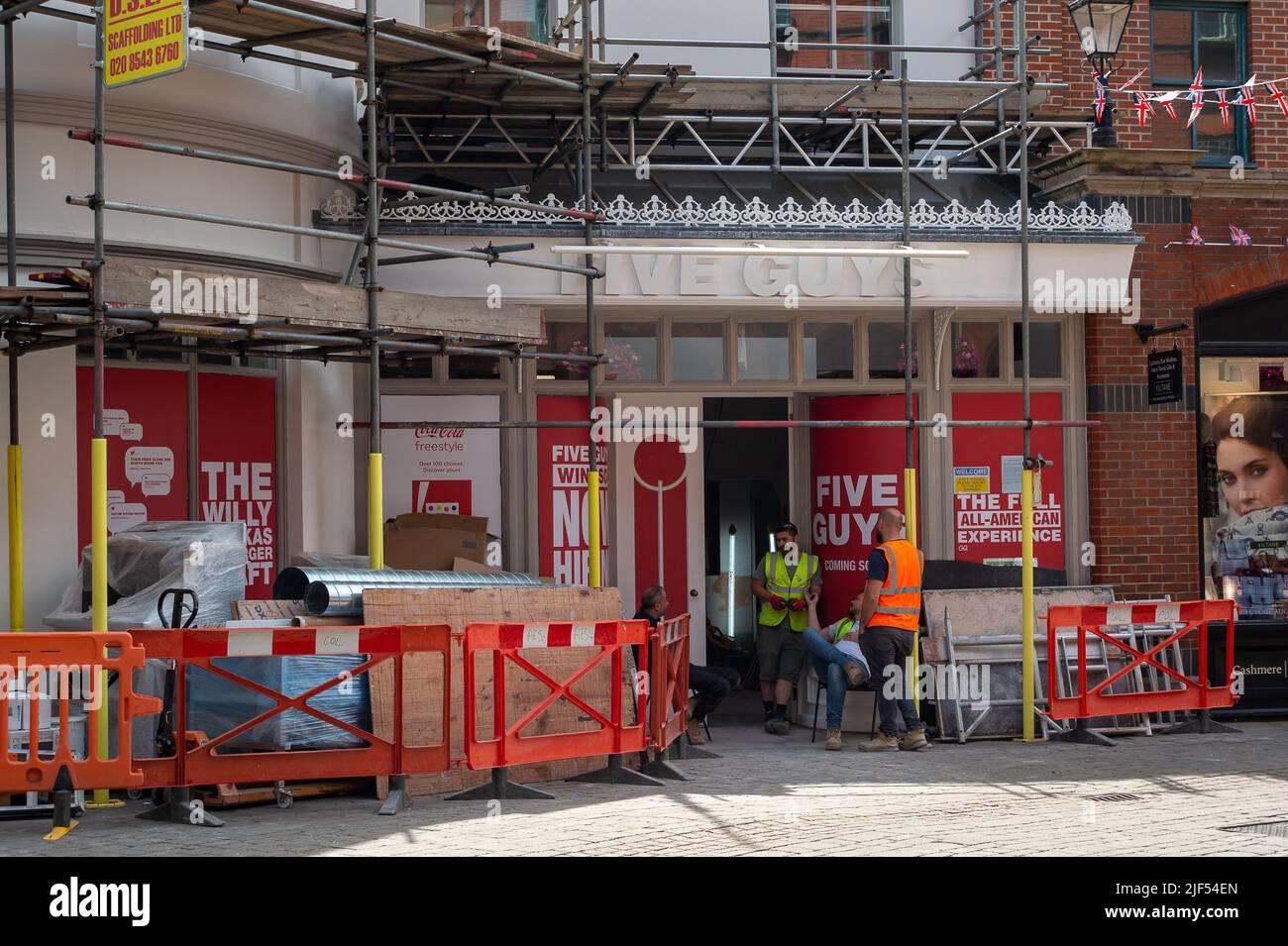 Five guys shop hi-res stock photography and images - Alamy