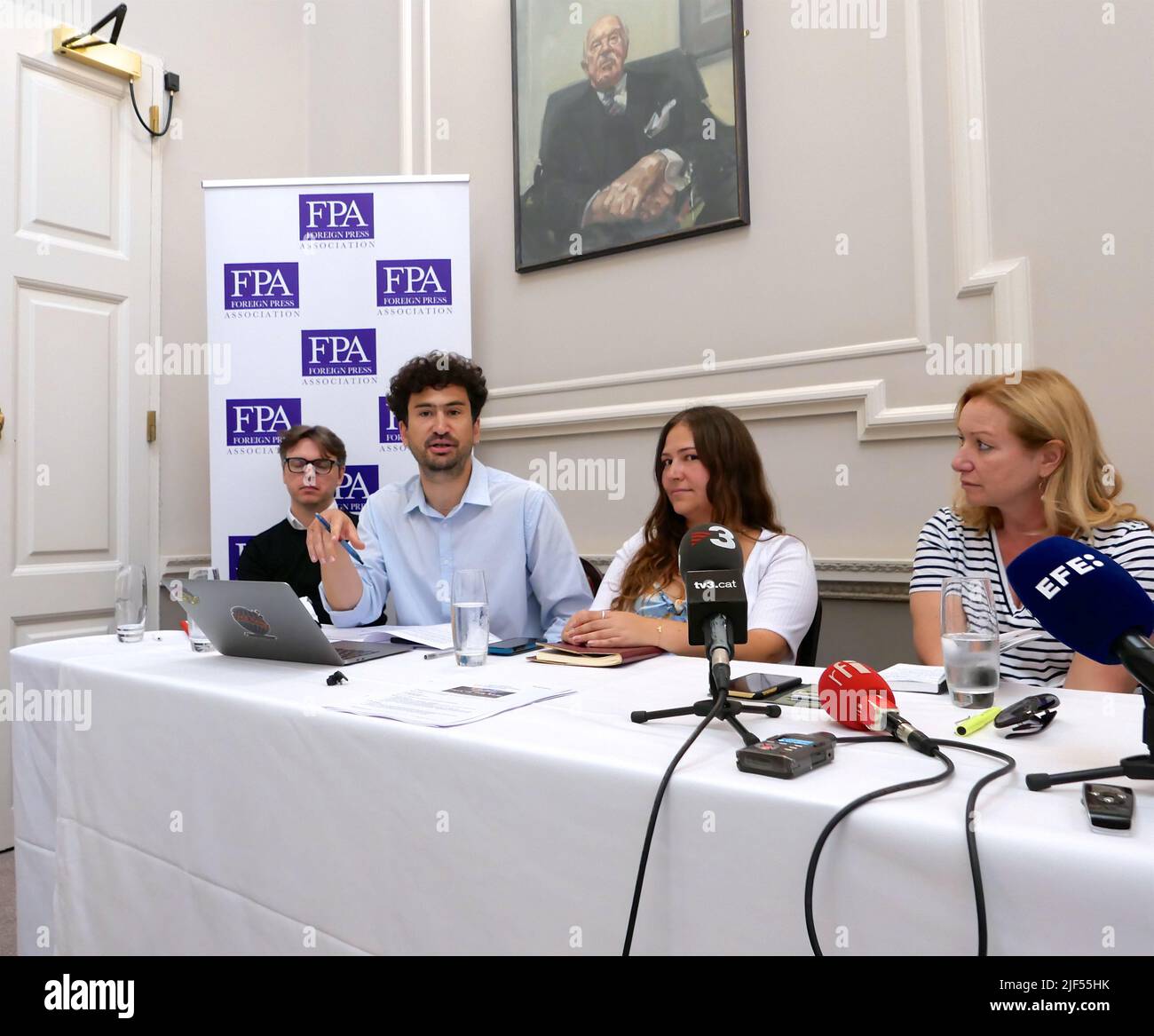 Settled status application hi-res stock photography and images - Alamy