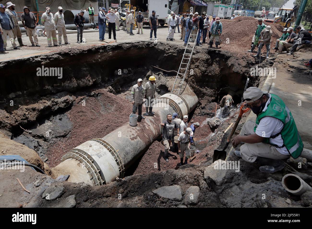 Water leak pipe workers hi-res stock photography and images - Alamy
