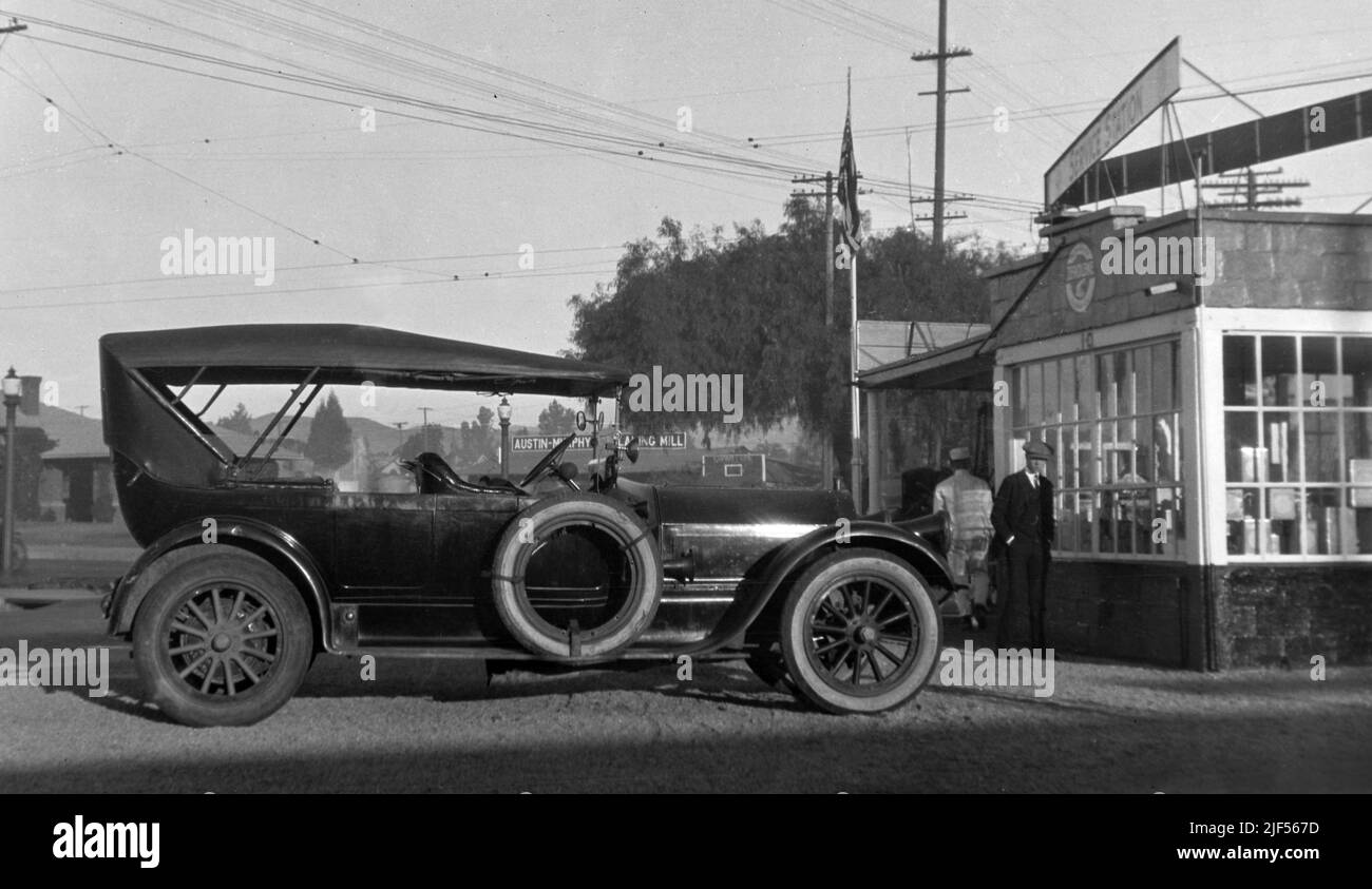 Vintage historical photo of a 1916 Pierce Arrow automobile at a service ...