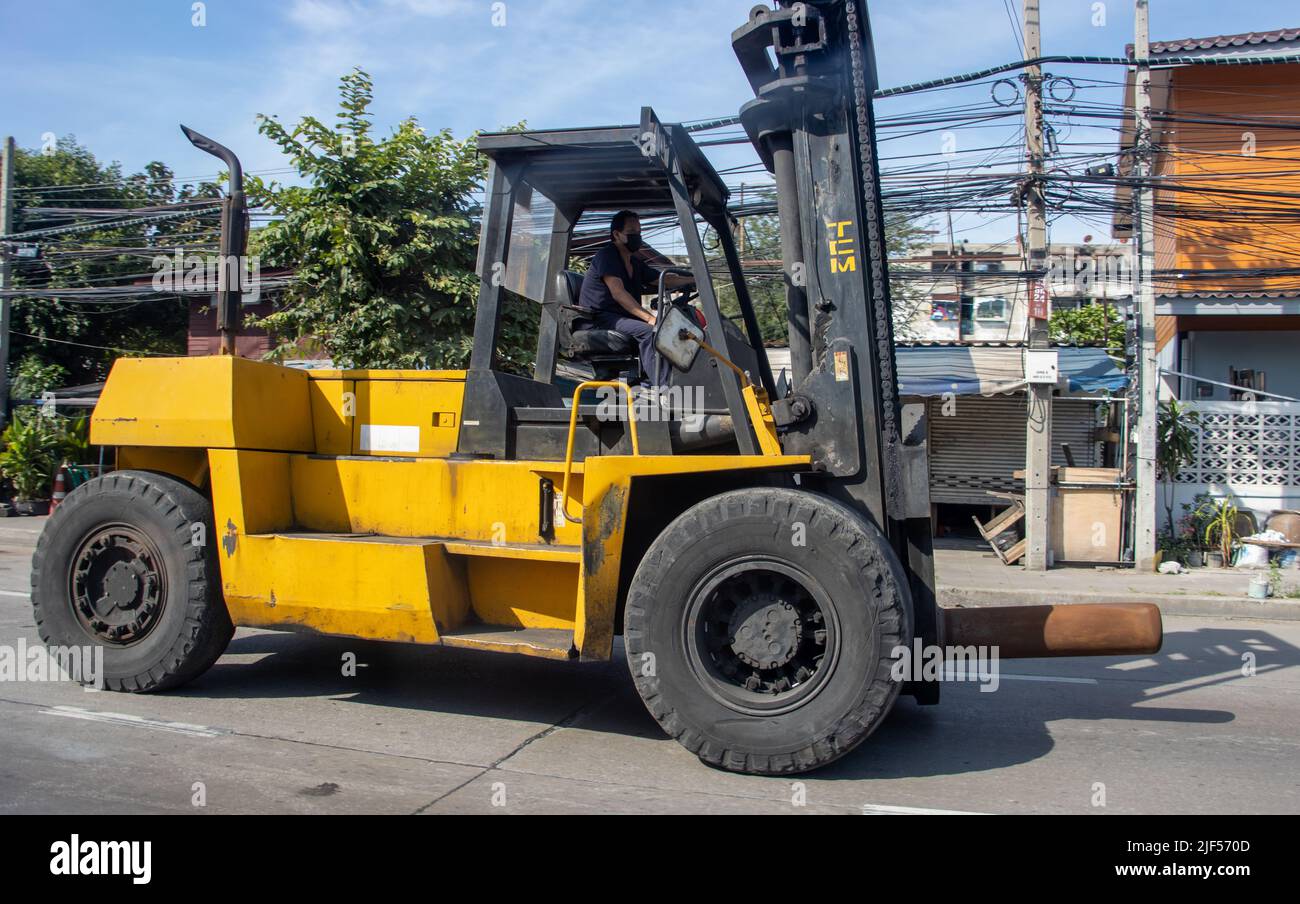 Large forklift hi-res stock photography and images - Alamy