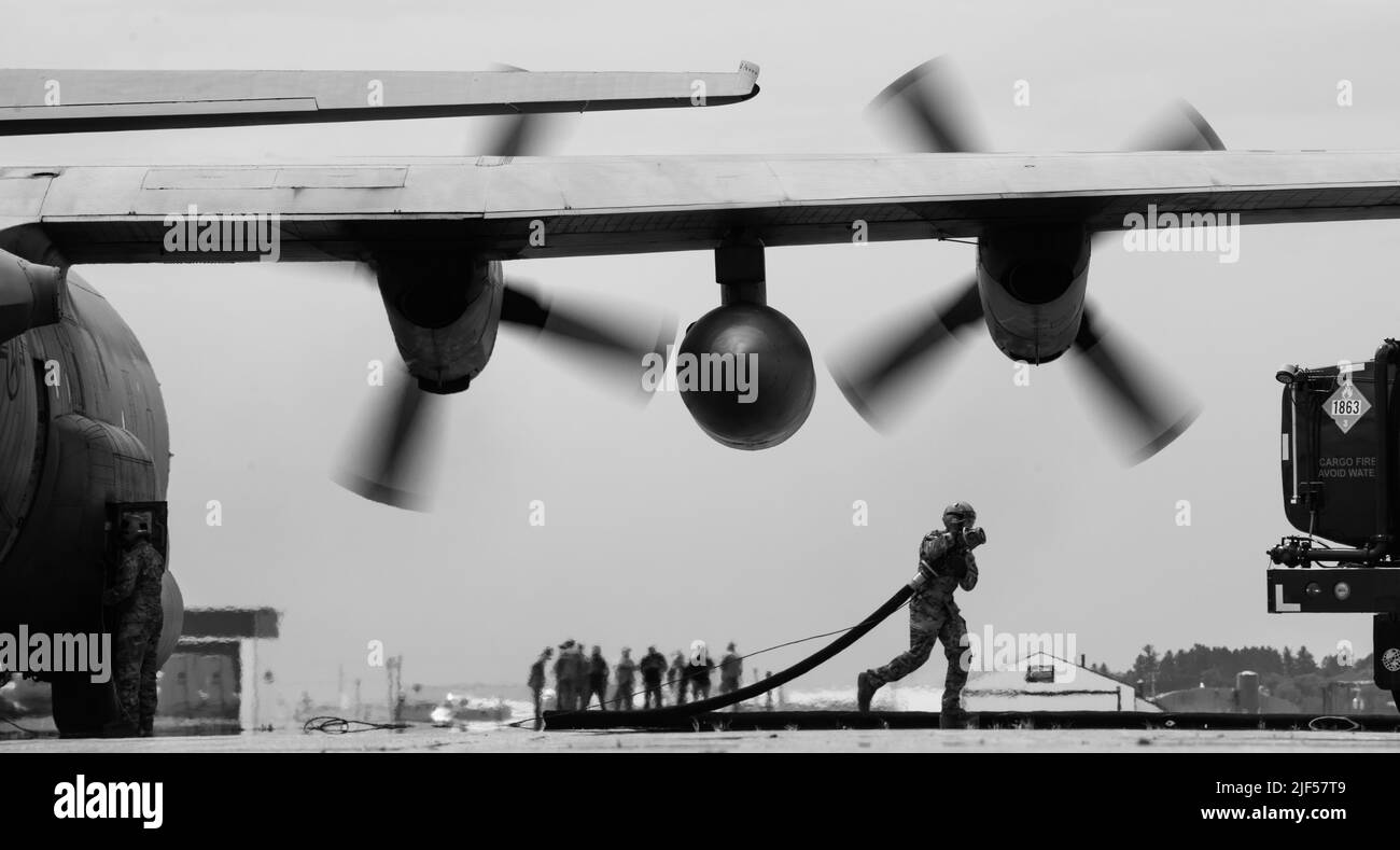 Wet wing defuel hi-res stock photography and images - Alamy