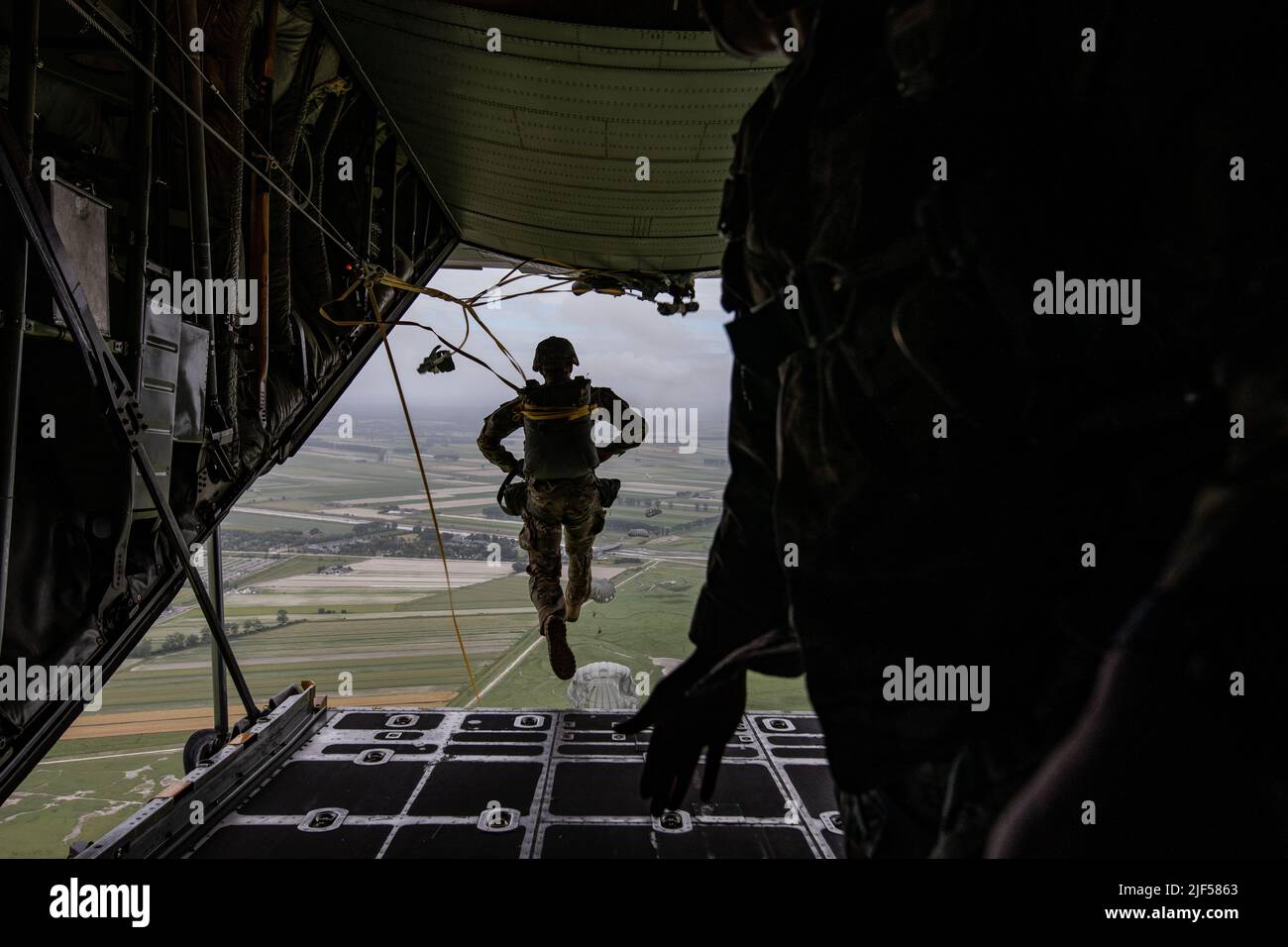 Static line airborne operation hi-res stock photography and images - Alamy