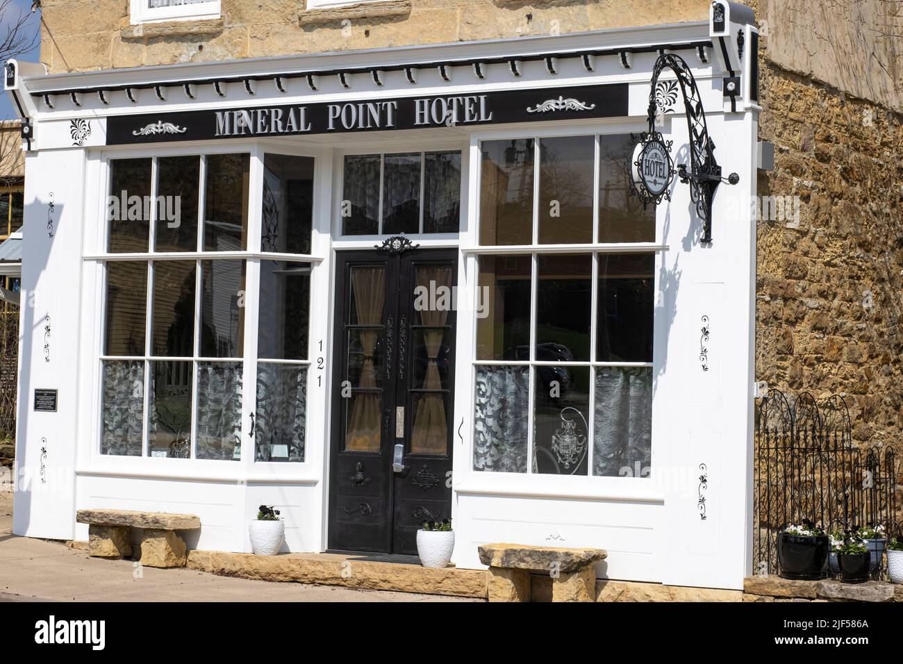 Mineral Point, Wisconsin Mineral Point is a city in Iowa County ...