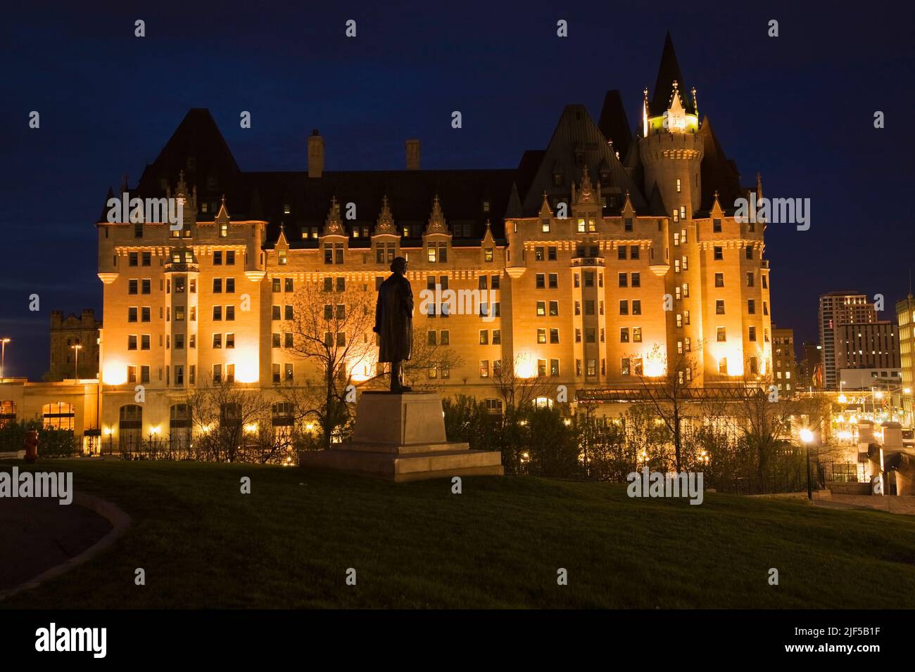 Laurier statue hi-res stock photography and images - Alamy