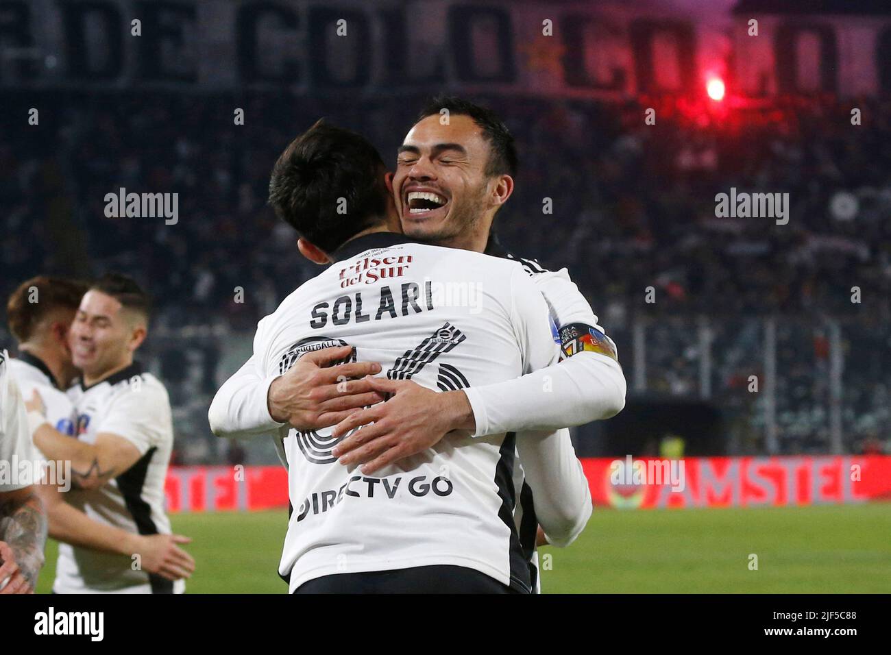 Pablo Solari do Colo-Colo (CHI), comemora o seu gol com Gabriel Suazo durante a partida entre ...