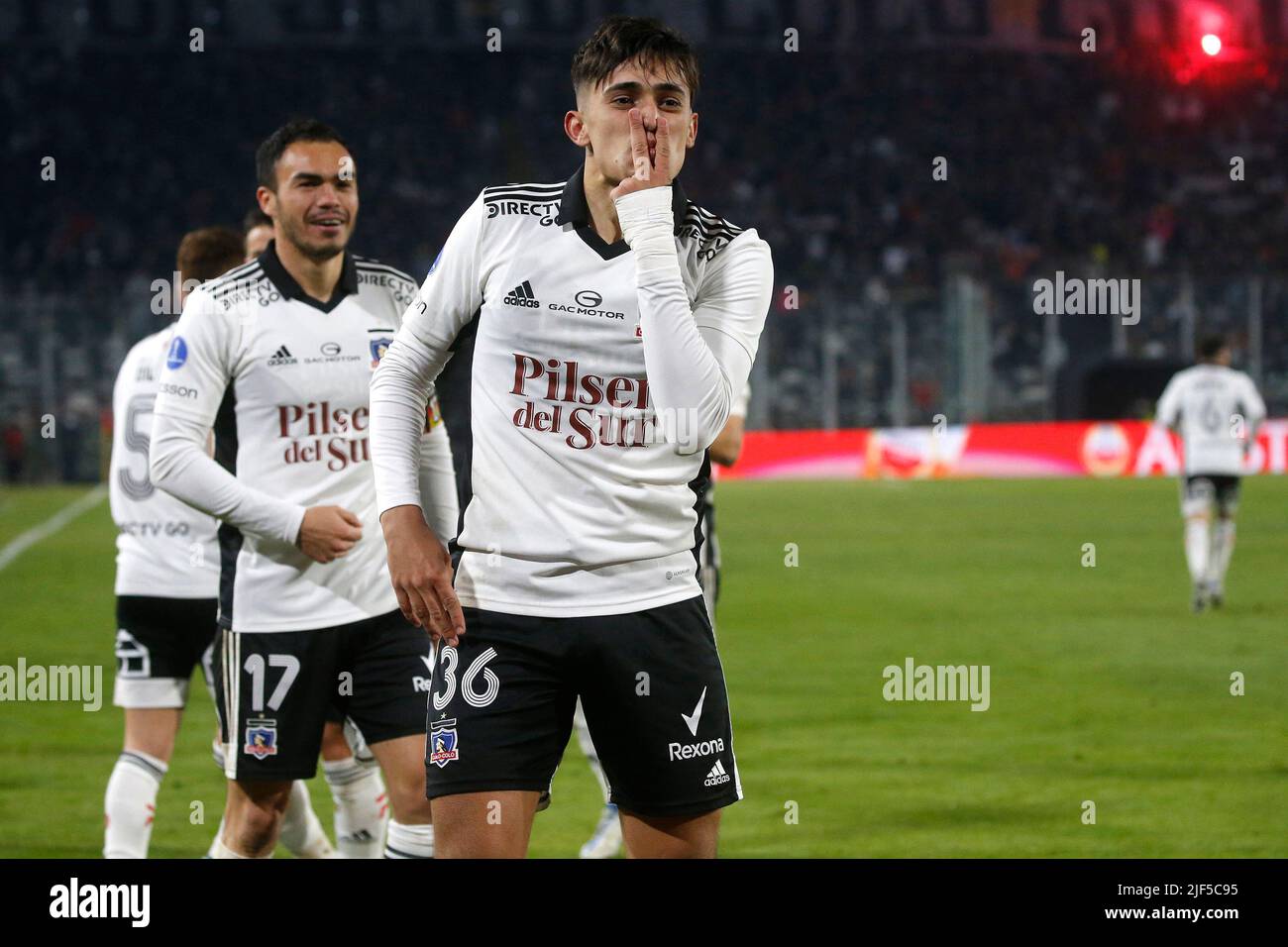 Pablo Solari do Colo-Colo (CHI), comemora o seu gol com Gabriel Suazo durante a partida entre ...