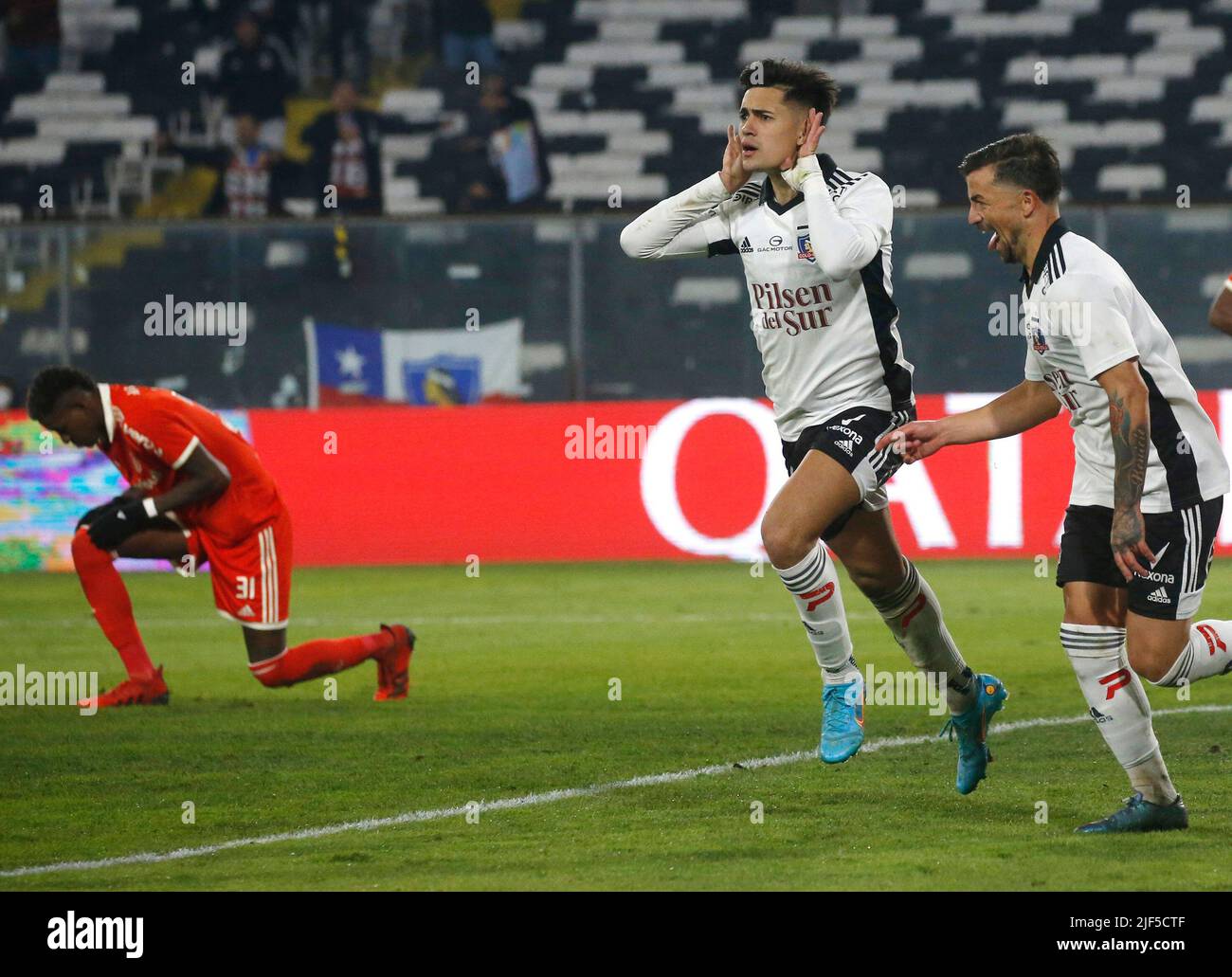 Pablo Solari do Colo-Colo (CHI), comemora o seu gol com Gabriel Costa durante a partida entre ...
