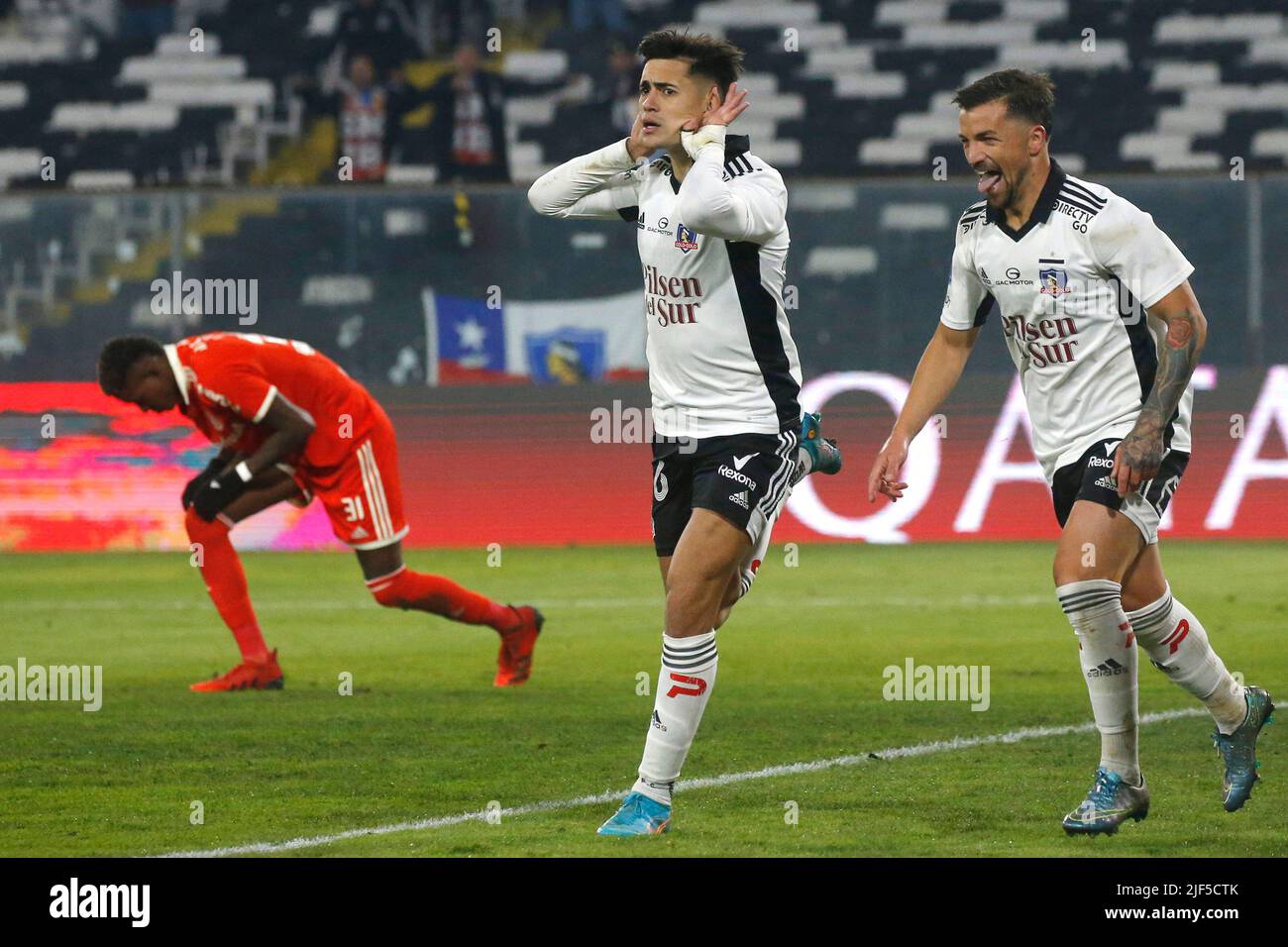 Pablo Solari do Colo-Colo (CHI), comemora o seu gol com Gabriel Costa durante a partida entre ...
